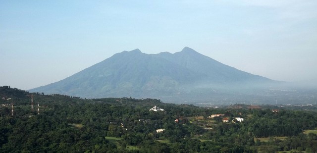 5 Destinasi Wisata Gunung di Indonesia yang Terkenal Angker